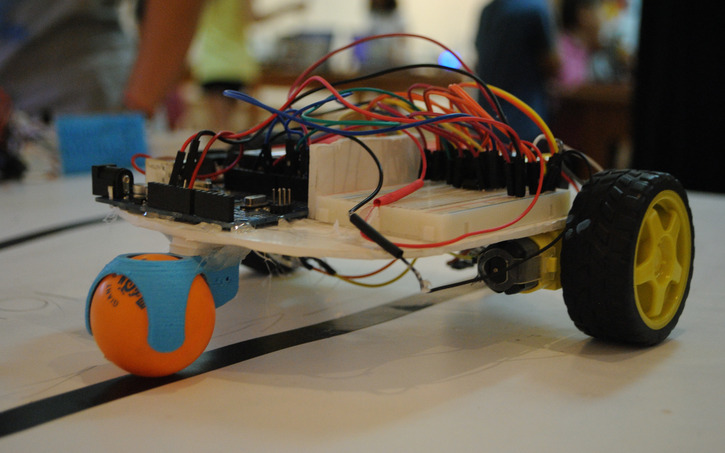 Circuit design Line tracking vehicle with obstacle avoidance - Tinkercad