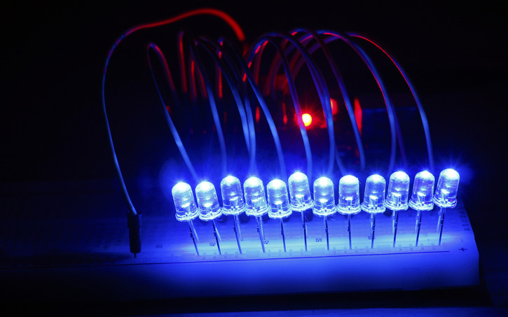Circuit design Running LEDs - Tinkercad