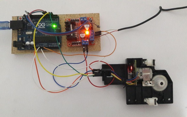 Circuit design PID Control - Black DC Motor with Encoder - Tinkercad